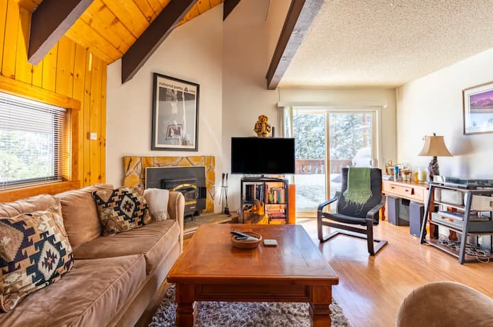 Retro Ski Cabin Retreat Near The Village - ジューン・レイク, CA