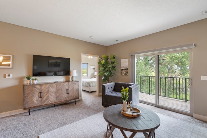 Inspiring & Calm Elevated Scenic View - West Des Moines, IA