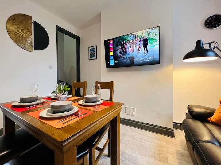 Birkin House – Sleeps 7, Contractors & Family Stay - Nottingham