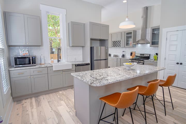 Downtown Gem With 3br/2ba To Relax And Unwind! - San Antonio, TX