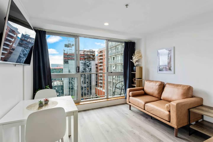 Cozy Two Bedroom With Seaview | Wifi | Gym - Auckland