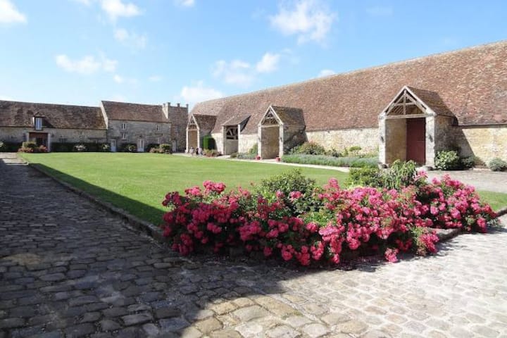 Ferme Fortifiée Du Xiième Siècle - Île-de-France