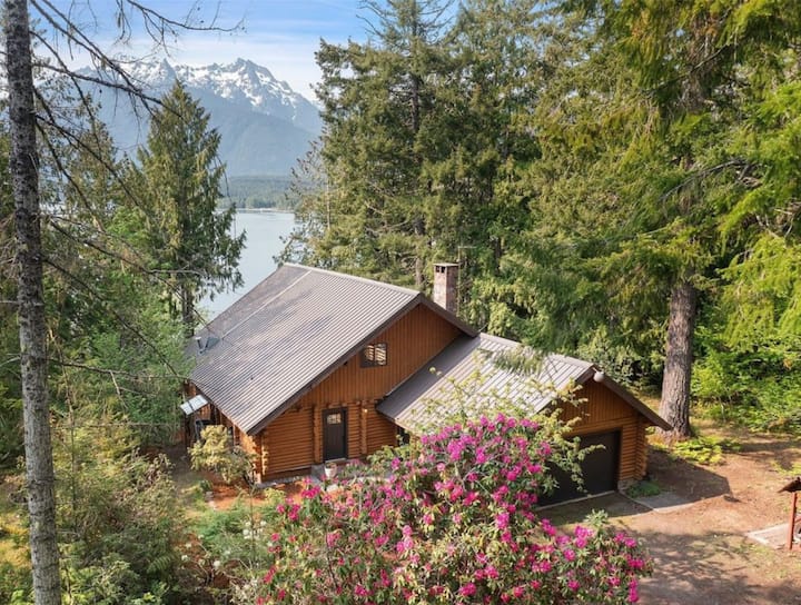 Mountain Lake Place! Waterfront Log Home! - Hoodsport, WA