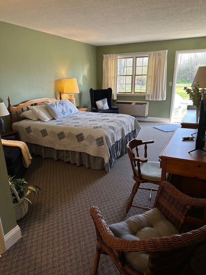 The Aspinwall Motel (1 Bed - No Cleaning Fees) - Sackets Harbor, NY