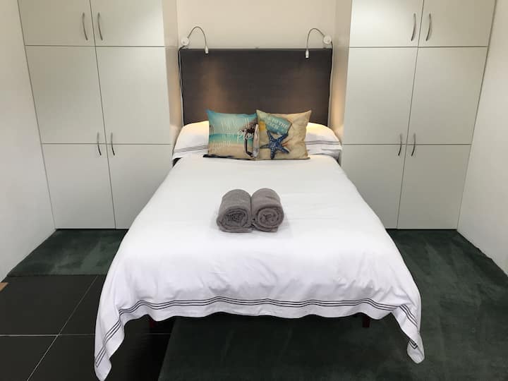 1-private Double 232 Sqft Ensuite W/ Kitchenette - West Sussex