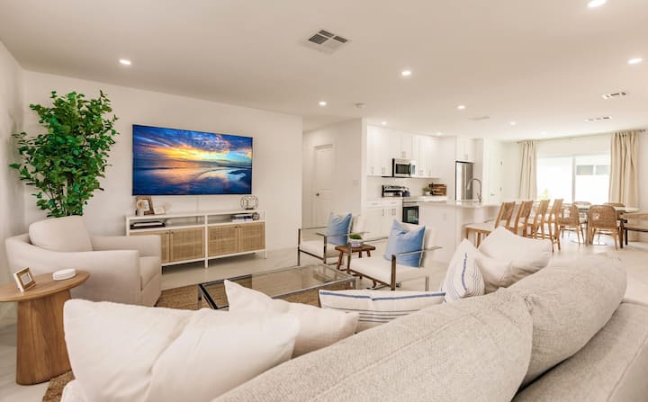 Chic Bungalow With Fire Pit, Lanai & Games! - Naples Park, FL