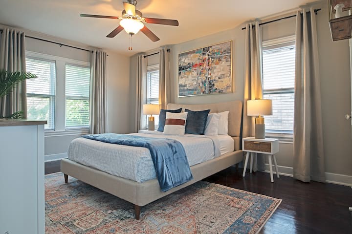 Your Montrose Estate | Sleeps 18/8br/4ba/4pa - Houston, TX