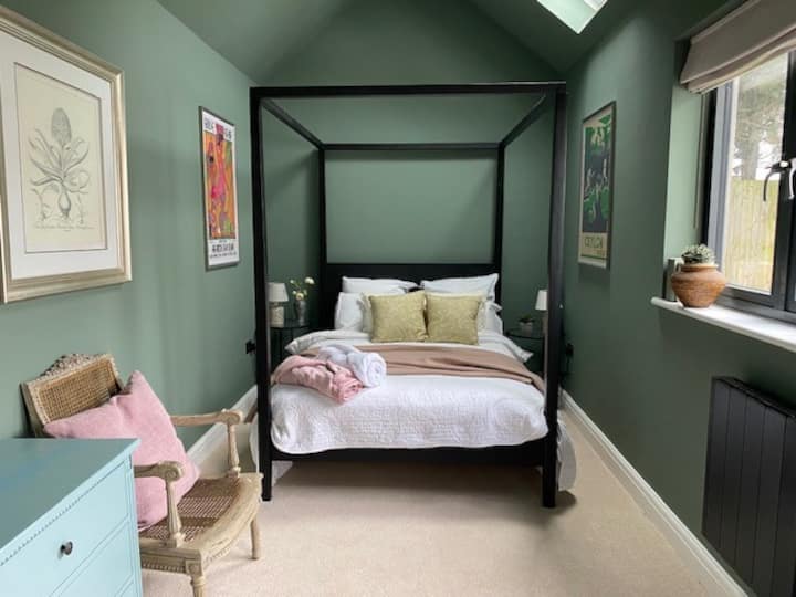 Annexe Bedroom With En-suite And Separate Entrance - Hove