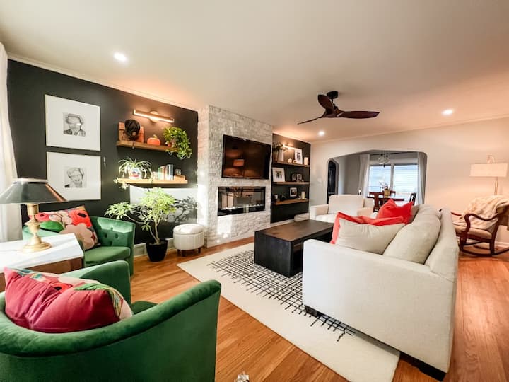 Waldo Oasis- King Bed-ready For Soccer Fans - Kansas City, MO