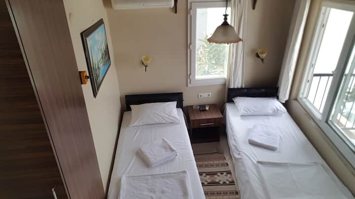 ŞEhir Merkezinde 2 Yataklı  Oda - Bodrum