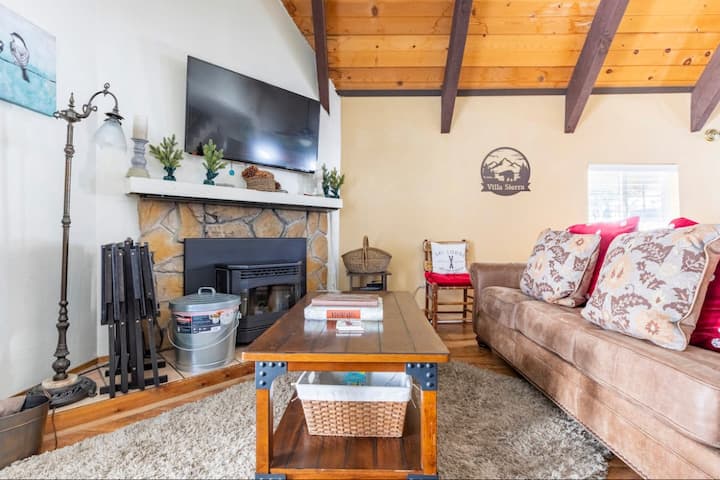 Bearfoot Hideaway Near Village + Hot Tub - Mammoth Lakes, CA