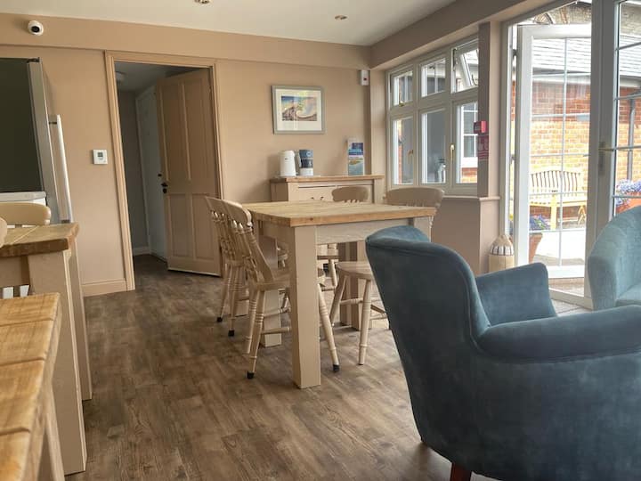Courtyard Room 6 - Family Room - Brightlingsea