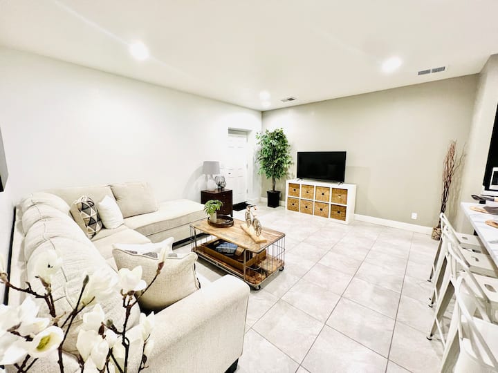 Entire Fully Equipped Guesthouse - Denver, CO