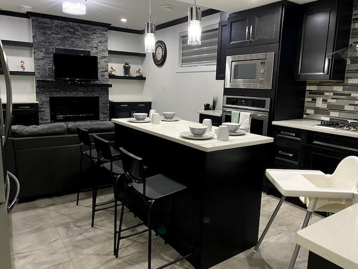 Contemporary 2bdr Guest Suite - Edmonton