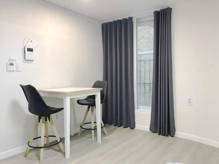 Clean Apt/bath/elevtr/3min Walk Hongik St - Seúl