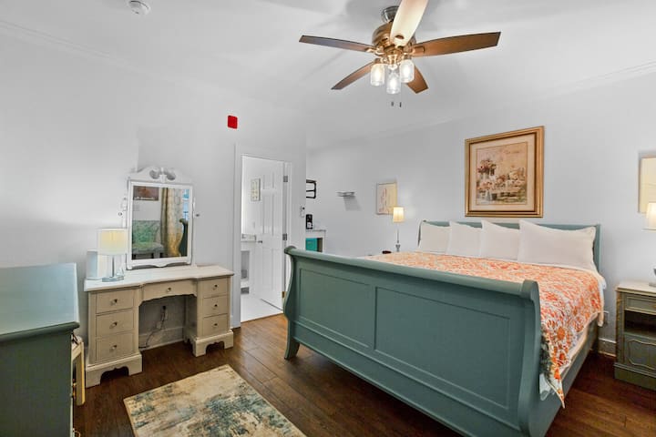 202 Chocowinity Bay-little Inn On Main - Washington, NC