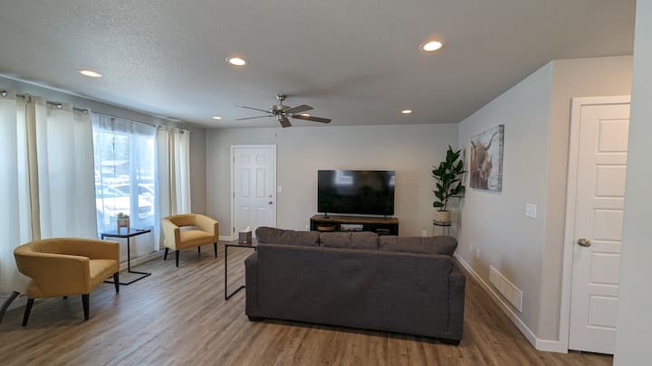 Newly Built Apartment! Sleeps 6 - Cheyenne, WY