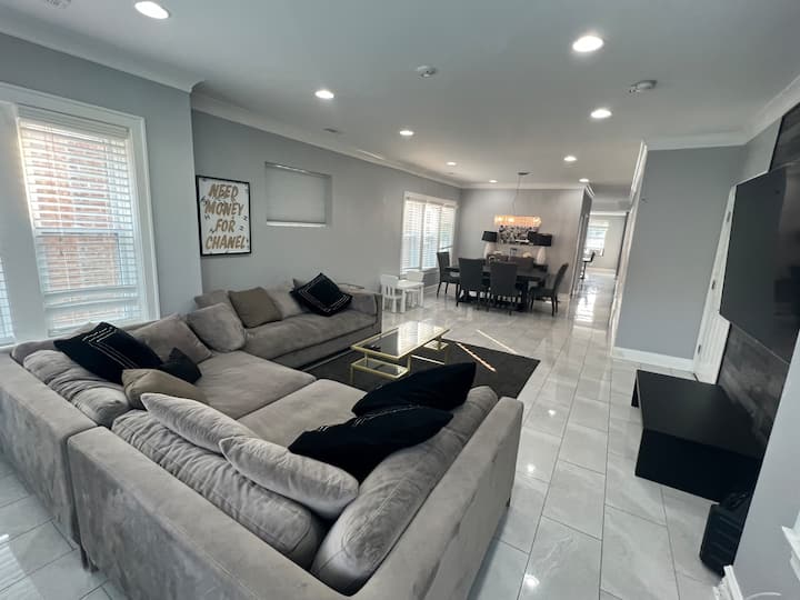 Luxury Apartment, Jefferson Park - Skokie, IL