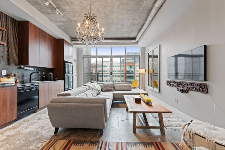 Fashion District Condo - 1br + Free Parking + Gym - Toronto