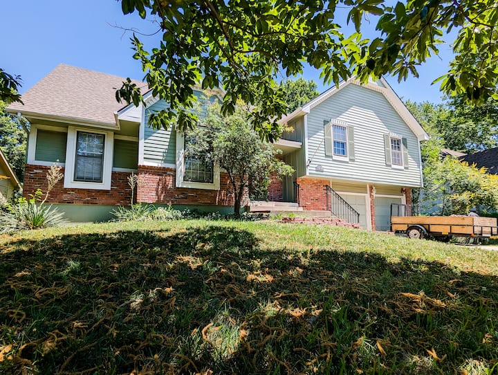 Charming Family Retreat South Op - Overland Park, KS