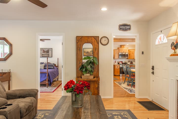 Comfy Red Farmhouse Gives You Rest And Relaxation - Camarillo, CA