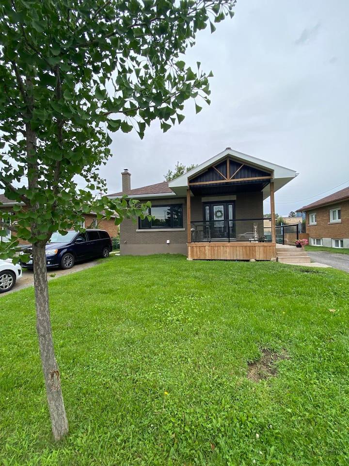 Downtown Oasis: Newly Renovated 3-bedroom House - Gatineau