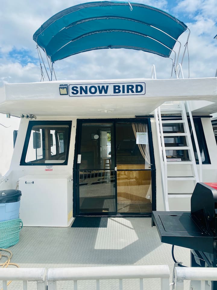 Snowbird - Houseboat - Lake Cowichan