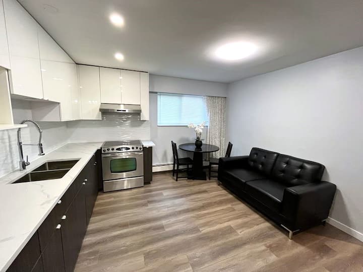 Private Suite +King Bed+kitchen+living+bathroom - Vancouver