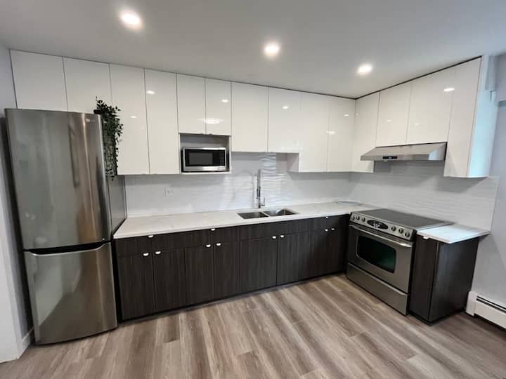 Private Suite +King Bed+kitchen+living+bathroom - Vancouver