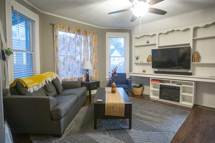 Fresh And Peaceful Condo Near Downtown Moline - Rock Island, IL