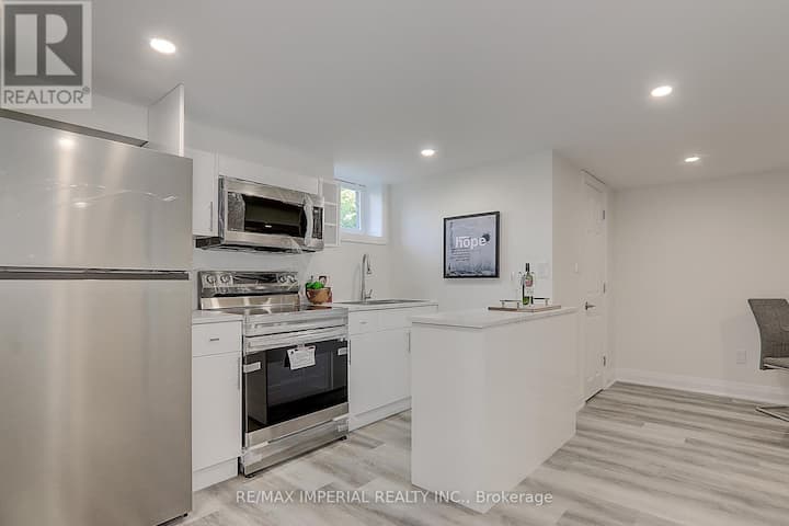 Cozy! 1 Bedroom Lower Level Unit - Newmarket