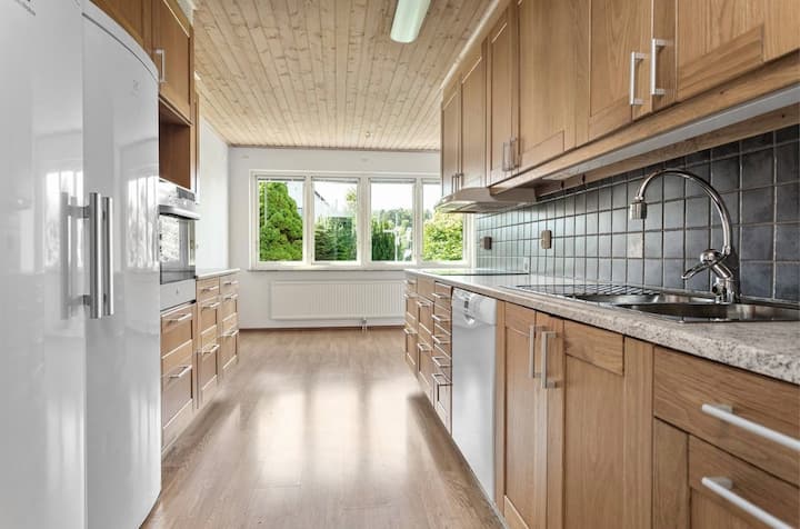 Centralt Belägen Villa I Kungsör - Kungsör