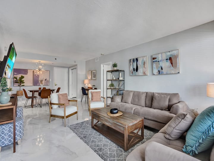High Floor Beachfront Condo / Beach Service / 1509 - Miami Beach, FL