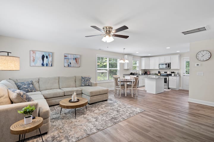 Belmont New Build Midterm Rental! - Belmont, NC