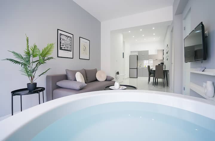 Z1a Modern Home With Hot Tub (No Bubbles) - Athens