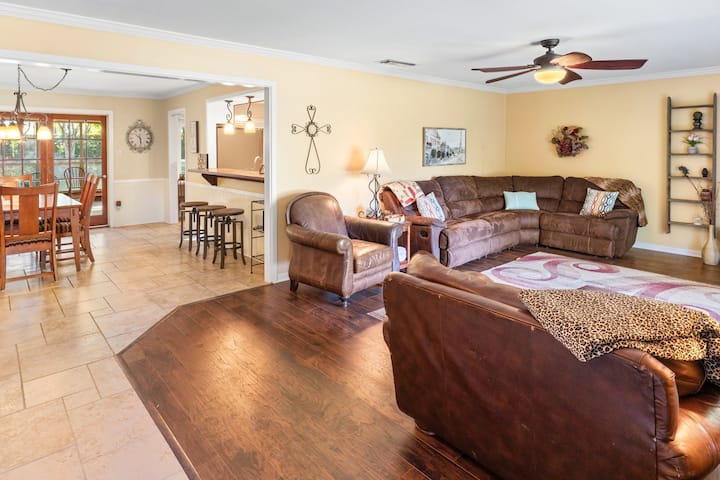 Timber View Retreat | 4 Bedroom | 7 Beds | Game Rm - Longview, TX
