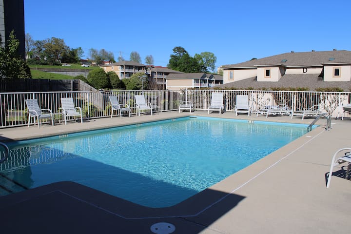 1 Bedroom Condo With A Pool! - Lake Hamilton, AR
