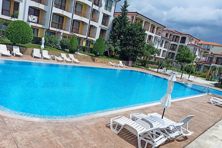 5 шагов бассейн. 5 минут море. - Aheloy