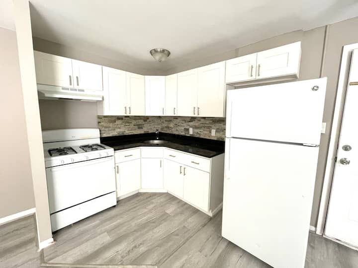 1 Br Less Than 5 Min To The Beach! W Washer/dryer - Long Beach, NY