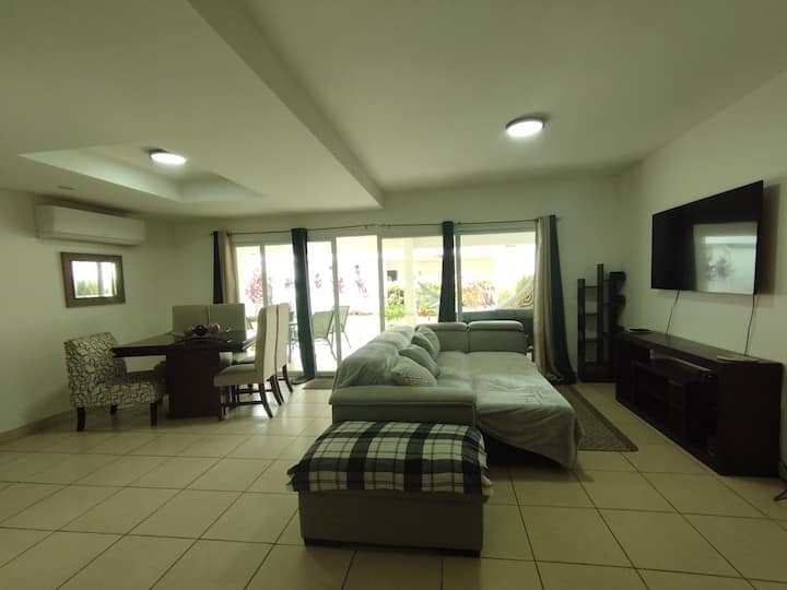Casa Con Piscina, Centrica Y Segura En Las Colinas - Managua