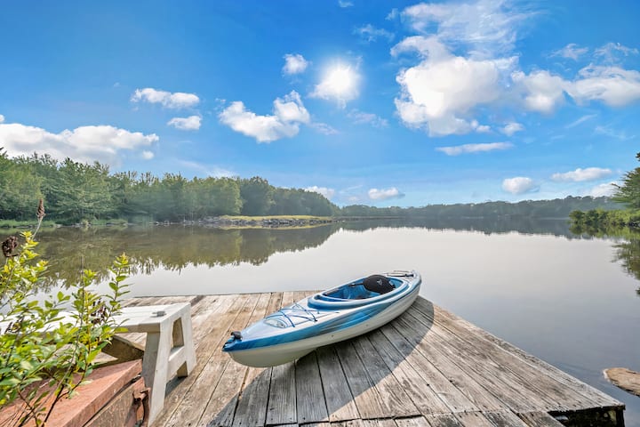 Lakefront Retreat With Kayaks| Sunsets| Fire Pit - Mount Pocono, PA
