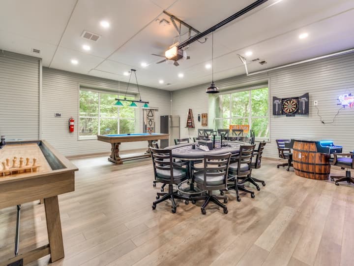 Cabin W Hot Tub, Game Room, Fire Pit, Lake Texoma - Pottsboro, TX