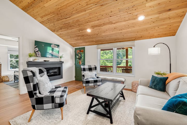 Pet Friendly Renovated Cottage, Walk To Lake - Black Mountain, NC