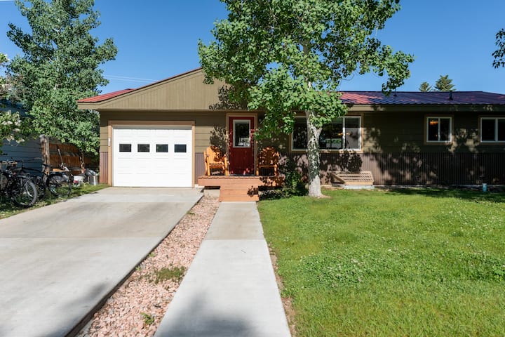 Gunnison Single Family In-town Quiet Private Yard - Gunnison, CO