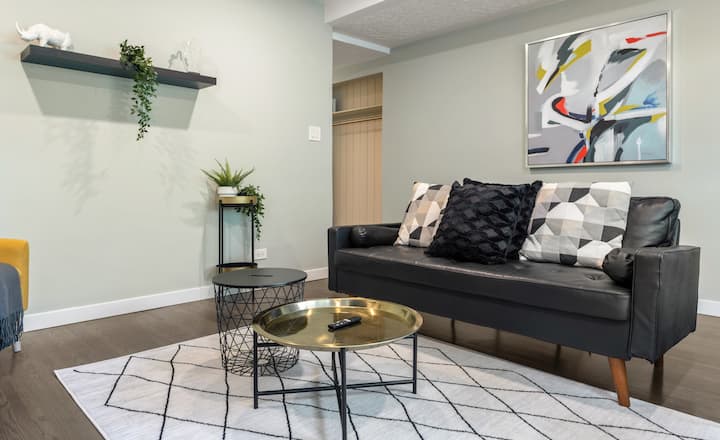 Eclectic Charm | Steps From Downtown Yyc! - Calgary