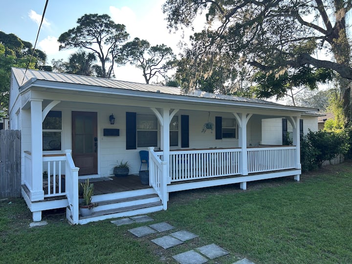 Coastal Cottage In Arts District - Melbourne Beach, FL