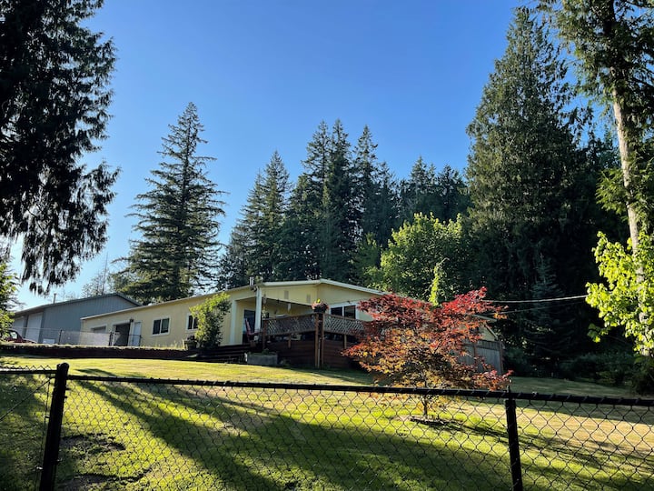 Quiet Country Home Nestled In - Castle Rock, WA