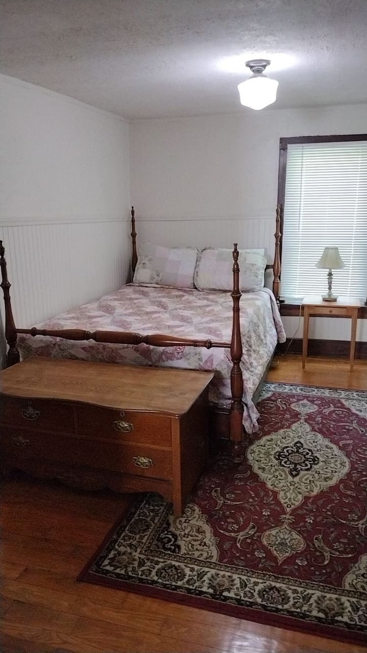 Entire Upper Level 2 Bdrm Duplex - Sandy Beach, Hillsdale