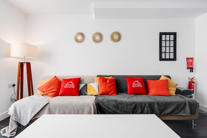 20% Off | 4 Beds | Sleeps 8 | Secluded Parking - Liverpool