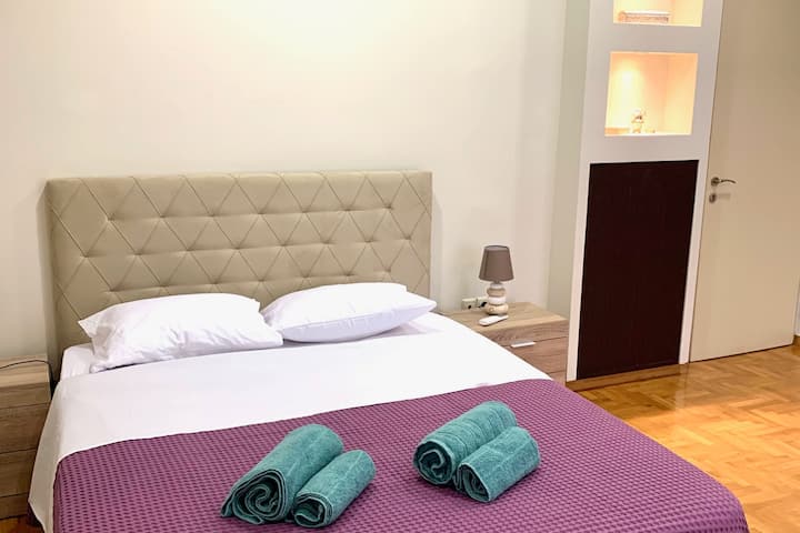 Spacious 4-bedroom Family Home, 100m From Metro - Athènes